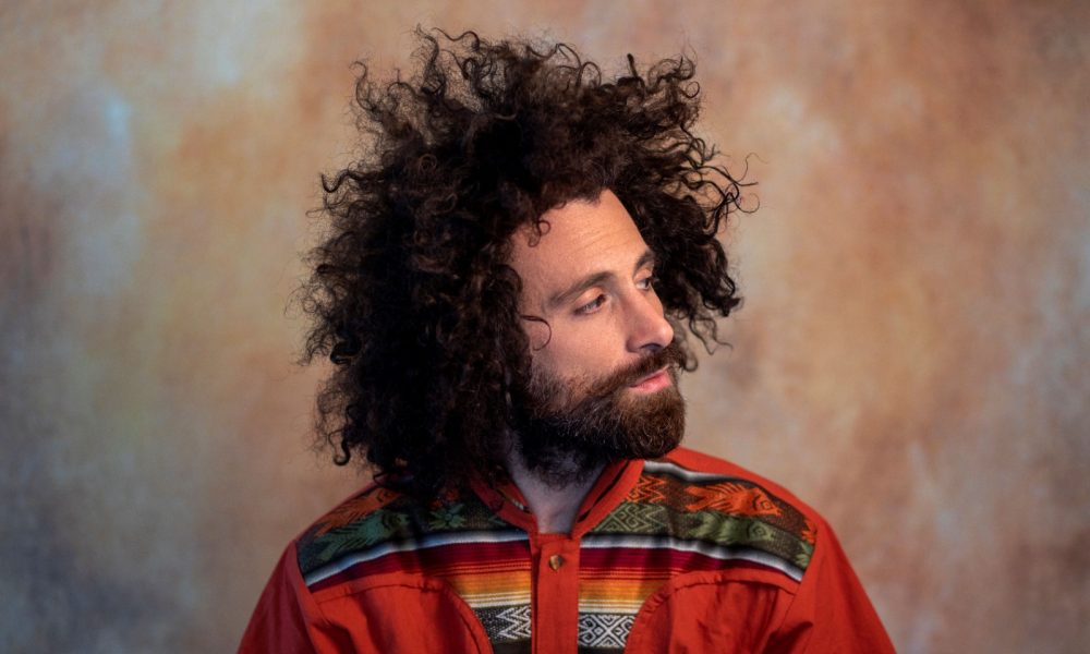 Gio Evan, poeta, cantautore, performer, a Caprarica di Lecce | Il Gallo