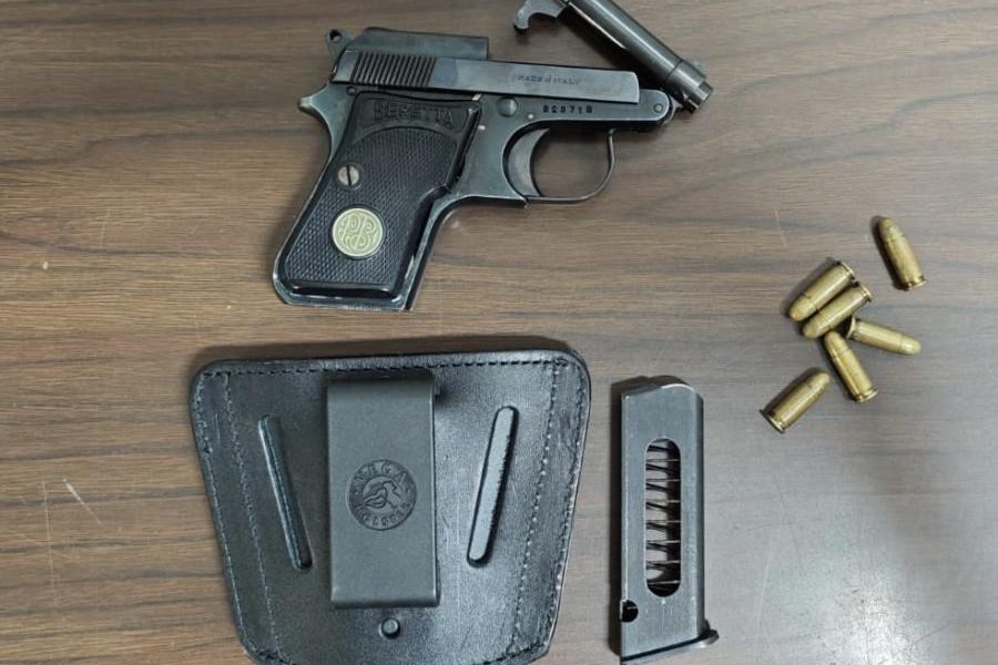 Fermato per un controllo tenta di prendere la pistola della fondina ...