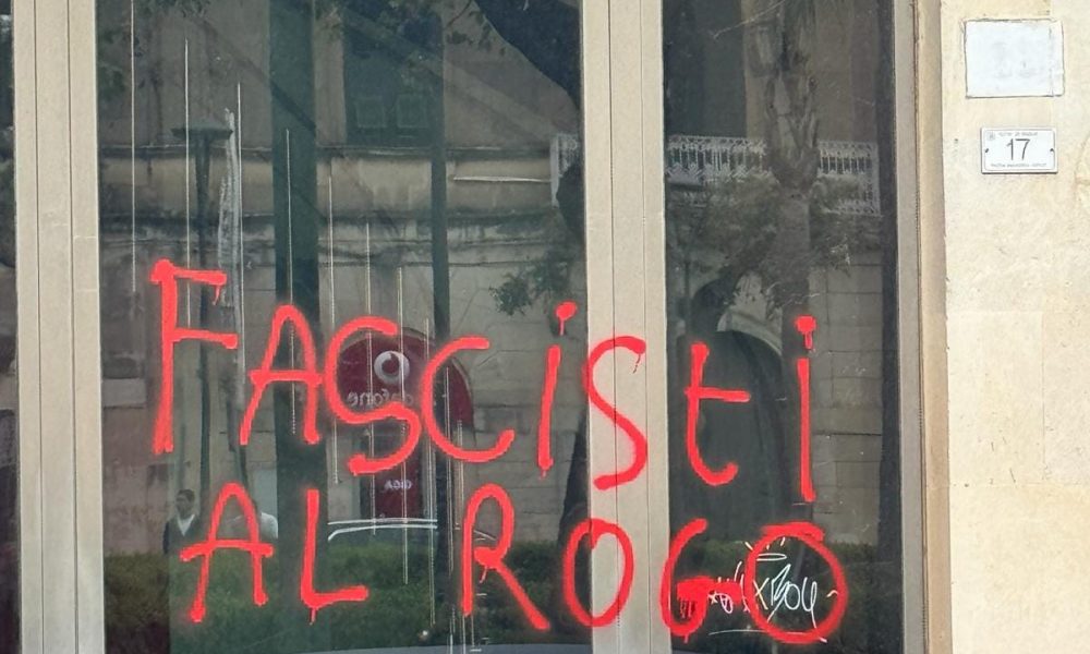 “Fascisti al rogo”, imbrattata la porta del comitato di Fitto a Maglie ...
