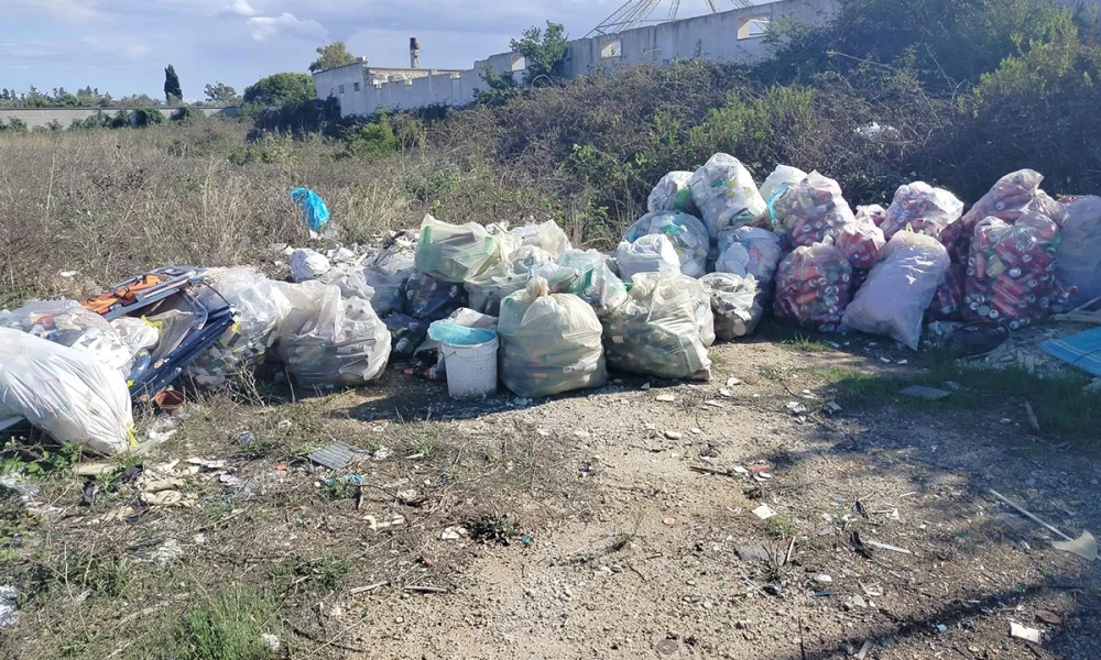 Salento, terra di turismo e abbandono (di rifiuti) | Il Gallo